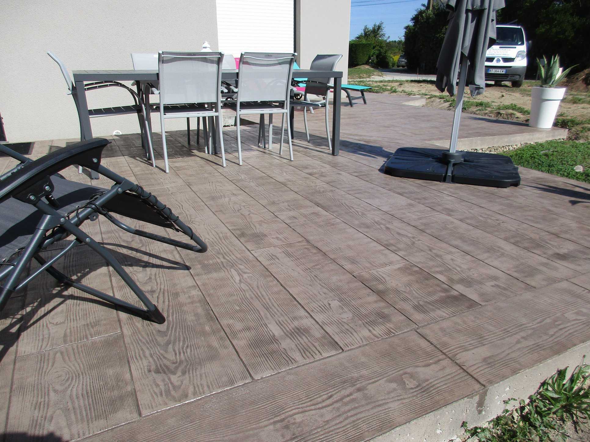 Terrasse en béton imprimé par Tony Boisorieux, paysagiste spécialisé en ...